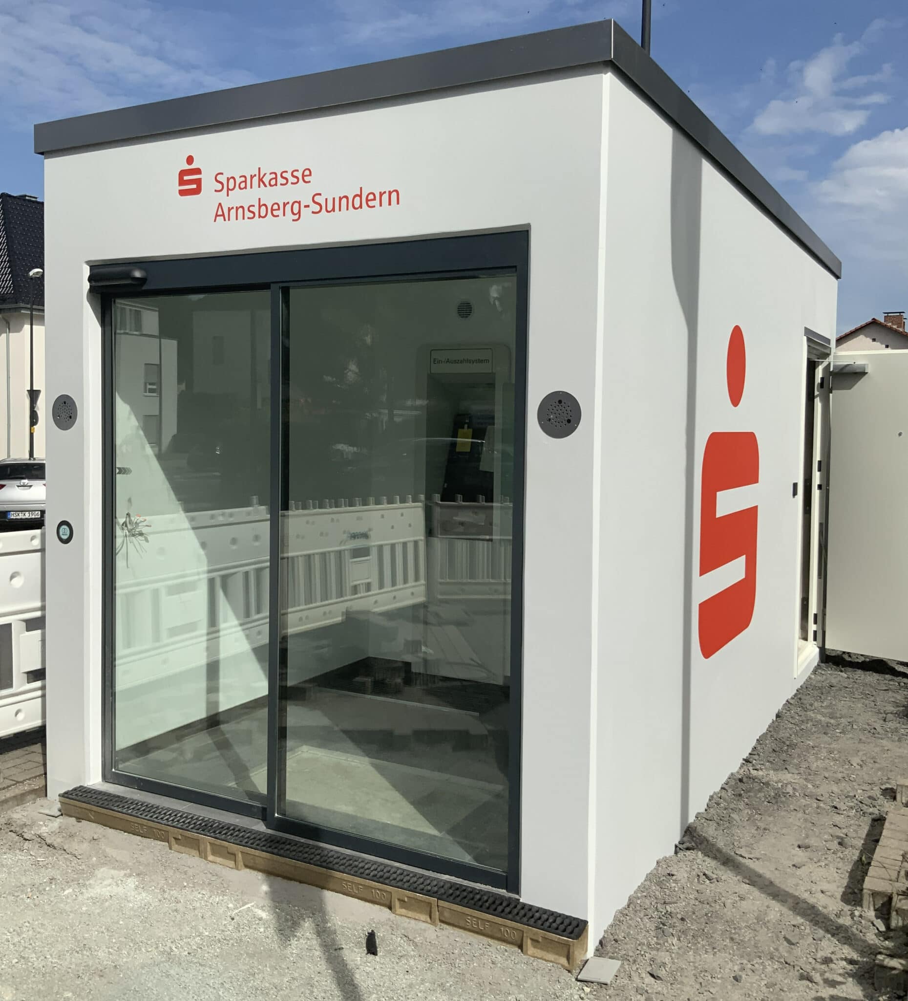 Dorfinfo.de: Zutritt zum Foyer löst Nebel am Sparkassen-SB-Pavillon in ...